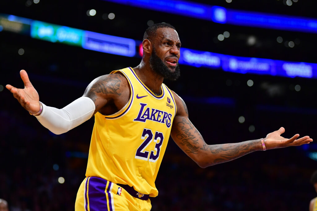 Lakers Security Kicked Out A Fan Who Put His Arm Around LeBron James ...