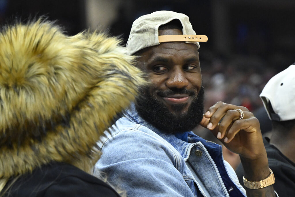 LeBron James Receives Standing Ovation From Cavaliers Fans While ...