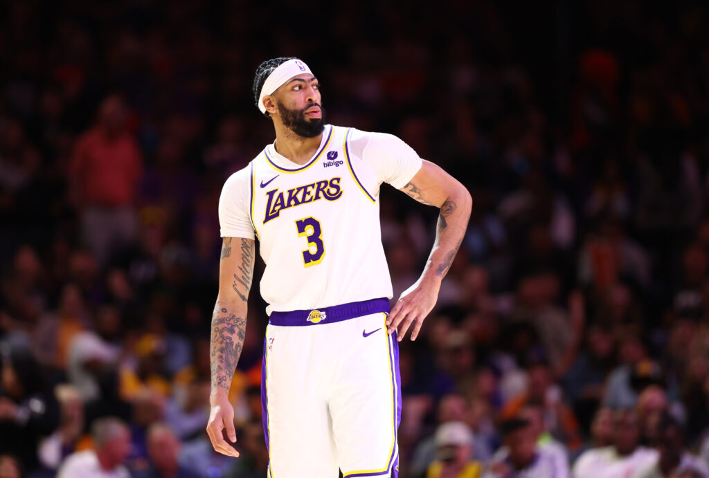 Anthony Davis Walks Out With Floyd Mayweather For John Gotti III Fight ...