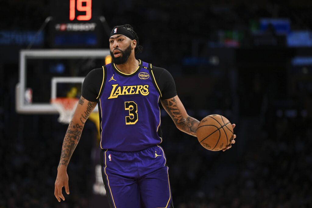 Lakers Fans Go Wild After Stunning Comeback Win Against Suns - Fadeaway ...