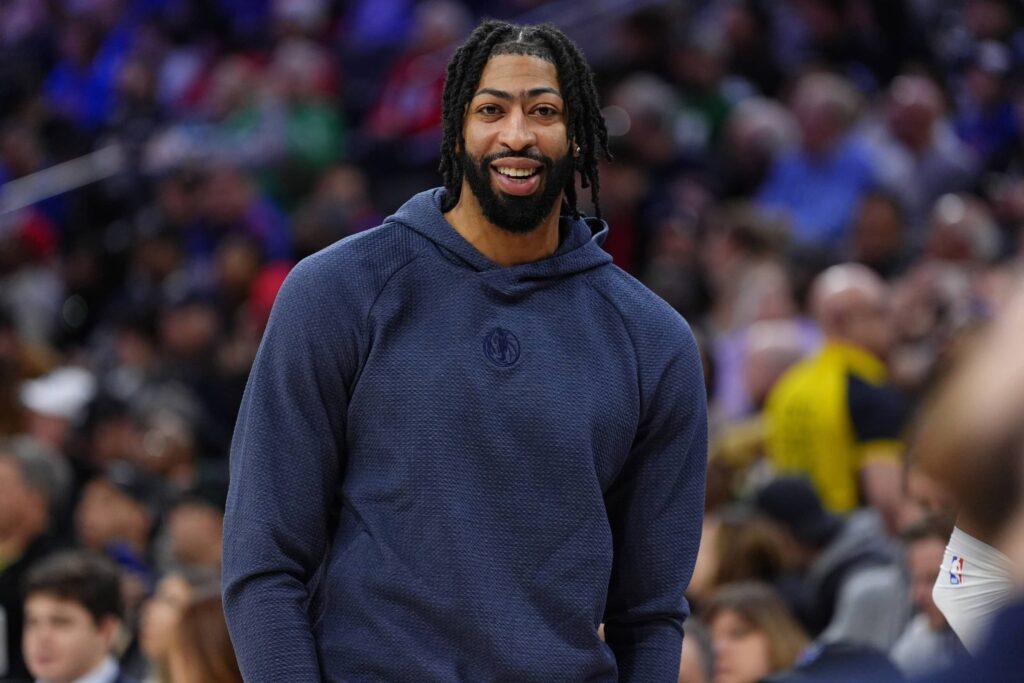 Anthony Davis Welcomes 2025 WNBA Draft No. 1 Pick Paige Bueckers To ...