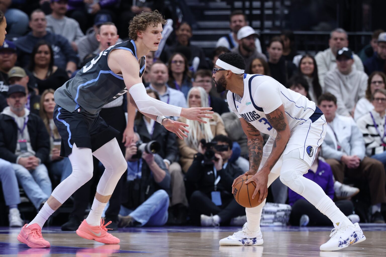 Injured Anthony Davis Heads To Locker Room In Clutch Moment Against ...